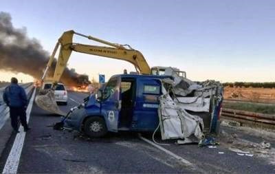 The Italian Job: Thieves Use Backhoes to Open Armoured truck ...
